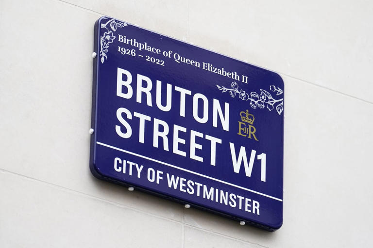 New street signs unveiled to mark Queen Elizabeth II’s birthplace