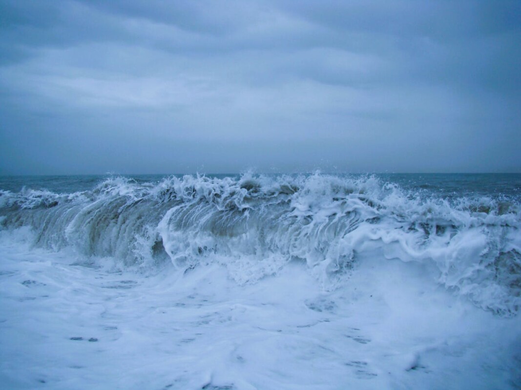 Onde di tsunami colpiscono la costa dopo la scossa di magnitudo 6.7 ...
