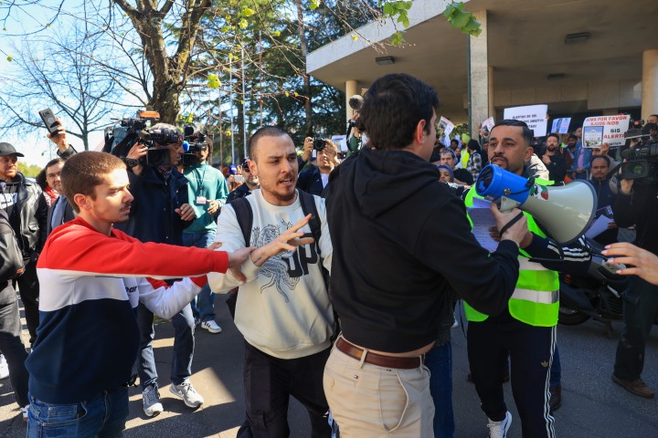 Polícia intervém em protesto de imigrantes no Porto para afastar ...