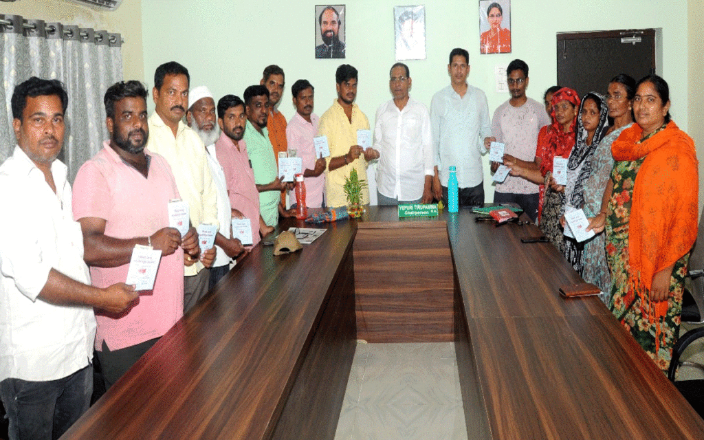 Kodada : పండ్ల వ్యాపారుల‌కు వ‌డ్డీలేని రుణాలు అంద‌జేత‌