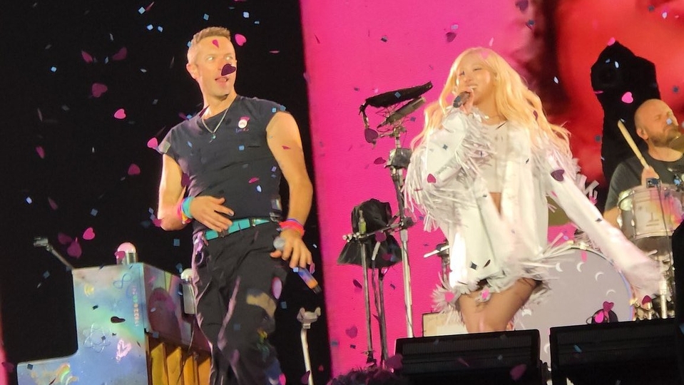 Coldplay x Rosé: BLACKPINK star crashes the stage, steals the show ...