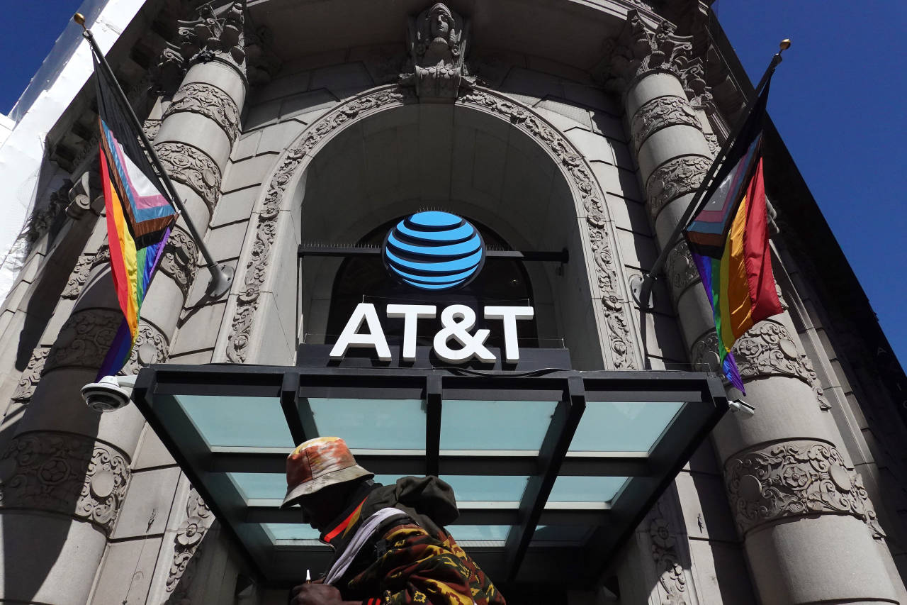 AT&T to Buy Spectrum Licenses from EchoStar for $23 Billion