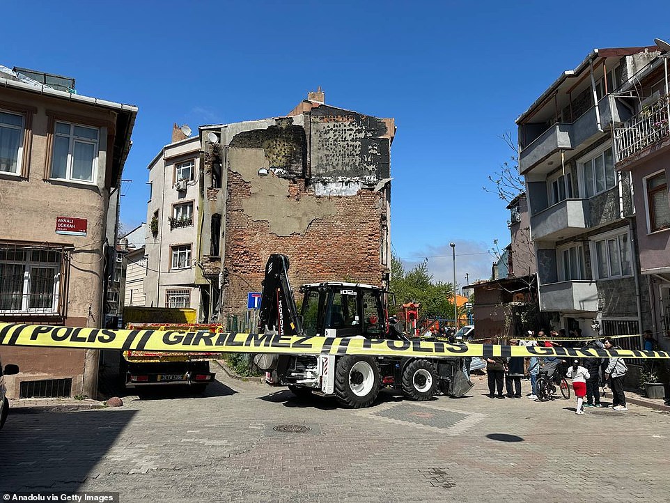 Powerful 6.2 earthquake rocks Istanbul, sending residents fleeing