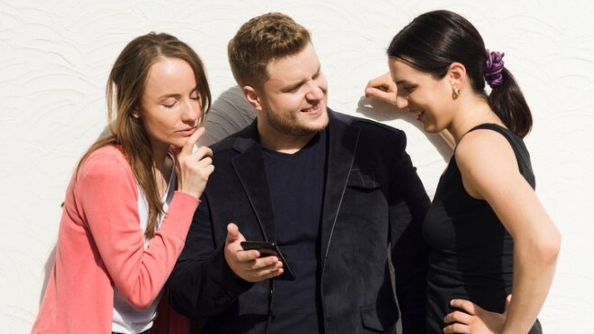 8 Signs a Womanizer Will Never Change