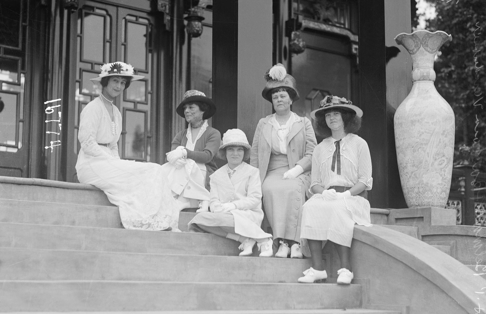 21 Vintage Photos From Inside America’s Grandest Houses