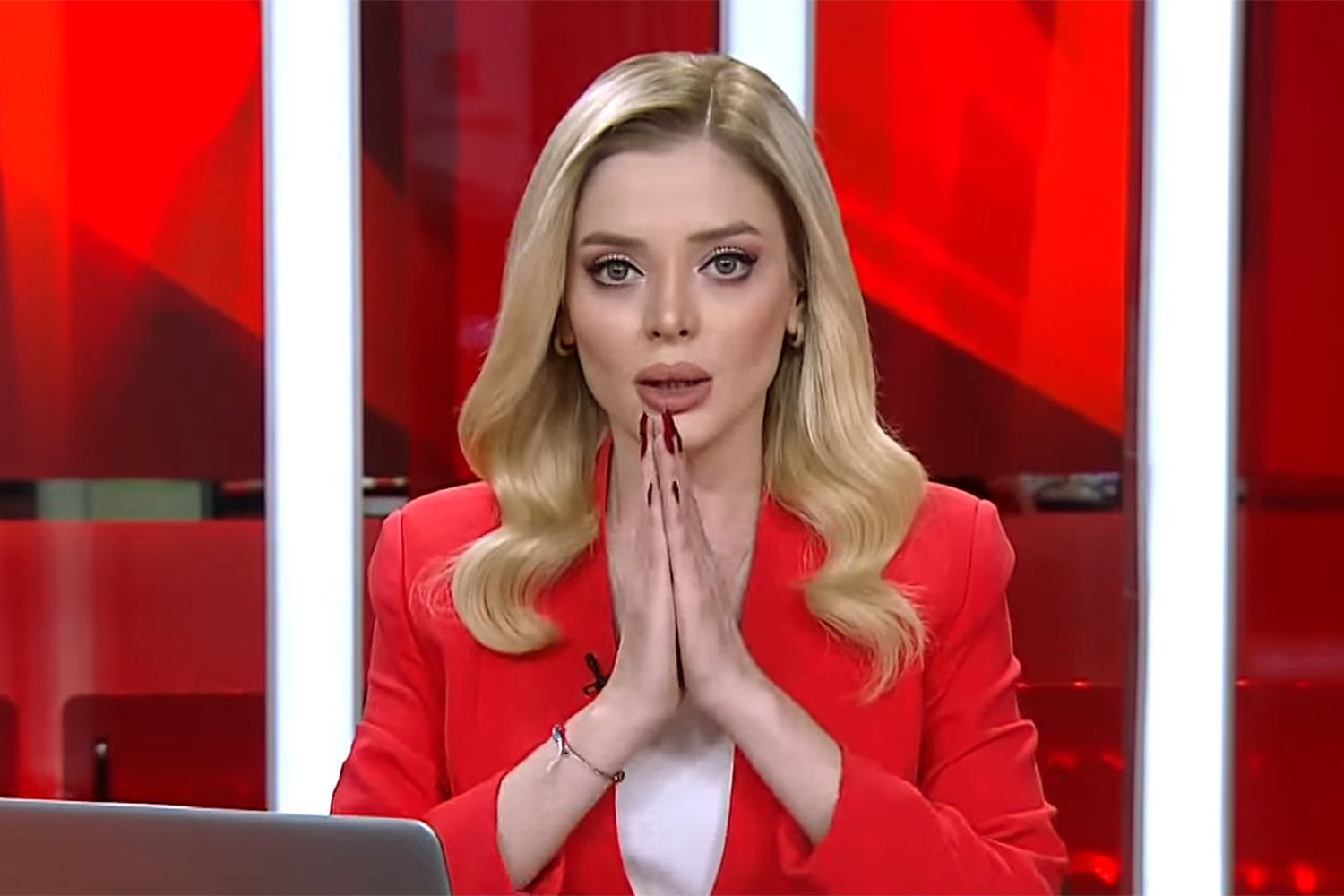 CNN Anchor Keeps Reporting as 6.2-Magnitude Earthquake Interrupts Live ...