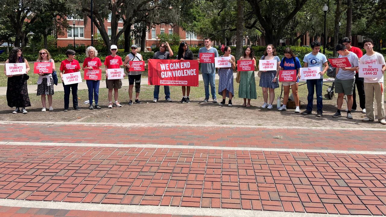 University of Florida students hold vigil for victims of FSU campus ...