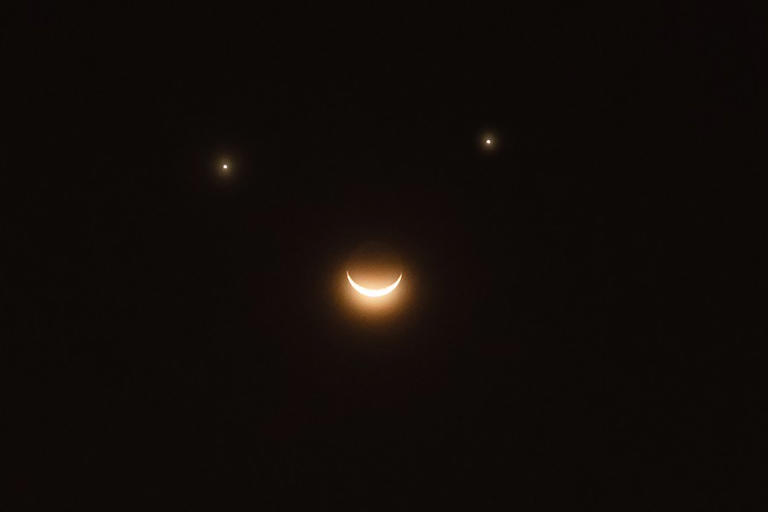 Planets align for smiley face in the night sky over NYC this week