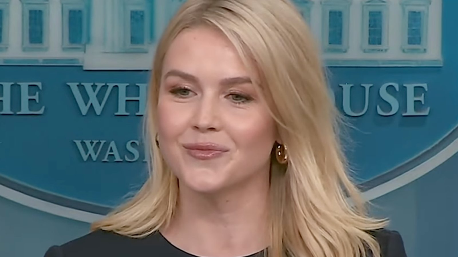 Moment embarrassant pendant un point de presse de Karoline Leavitt