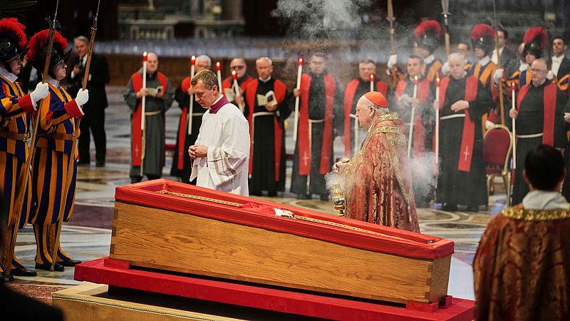 Pope Francis lies in state as Vatican begins 3 days of public mourning