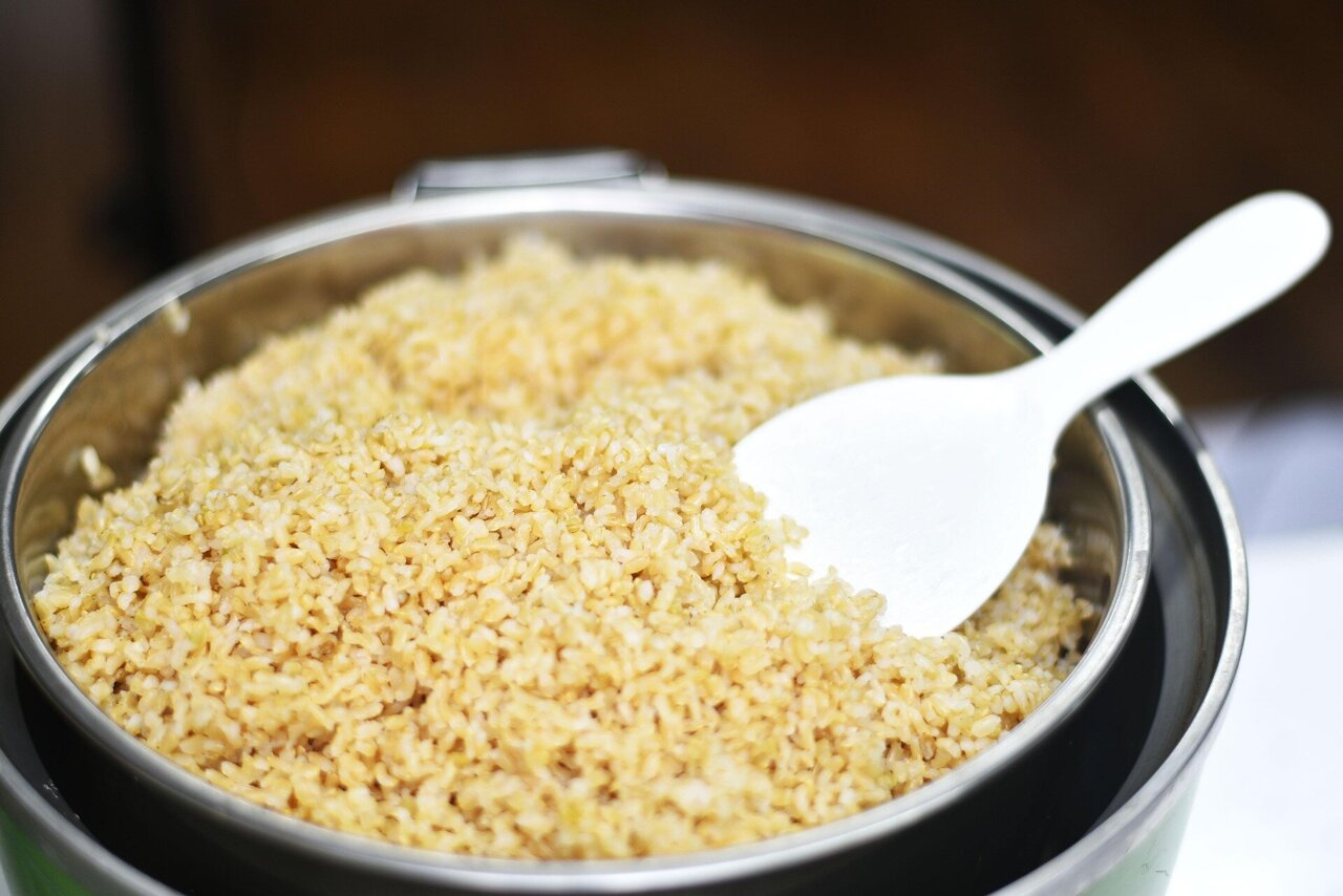 Brown rice contains more arsenic than white rice—but here's why you ...