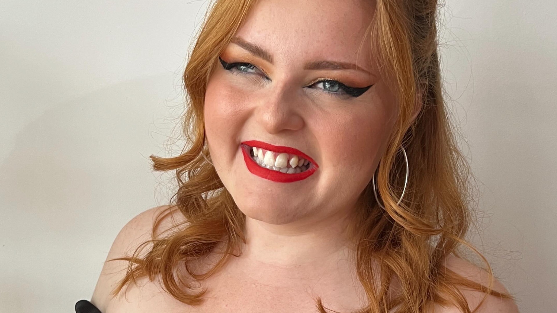 This blind beauty YouTuber applies makeup by touch!