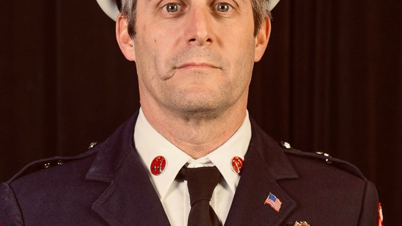 Chicago fire captain dies battling West Side blaze
