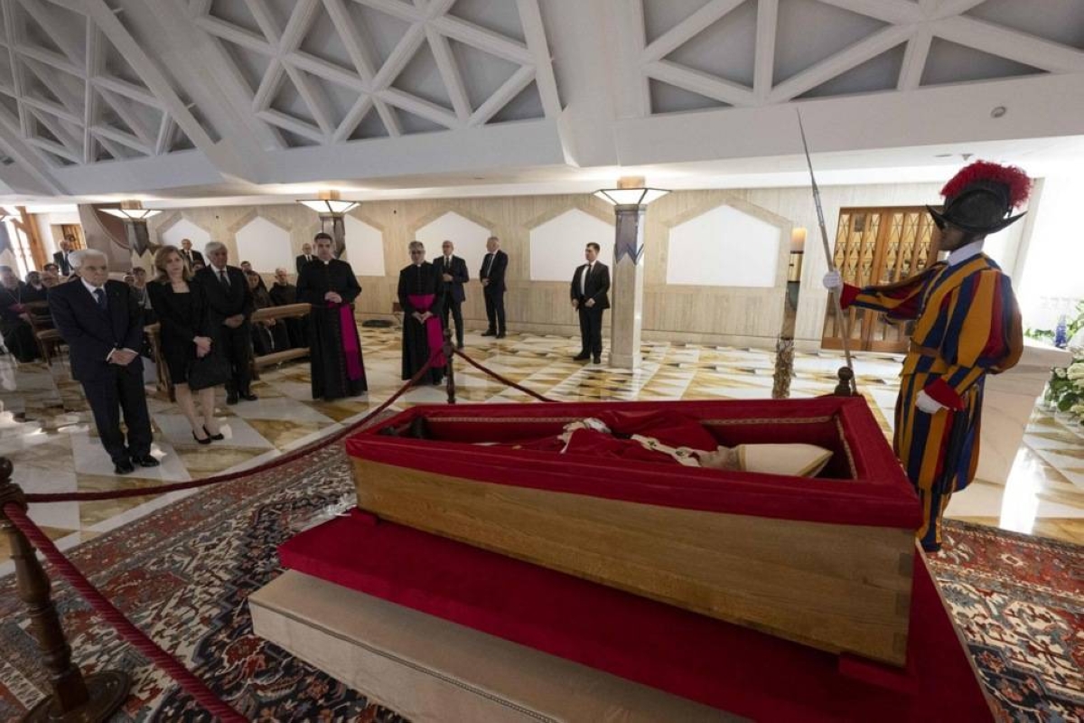 Embalming, makeup: Pope's body prepared for lying in state