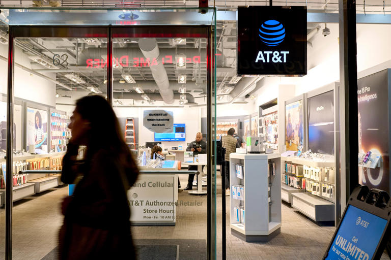 AT&T, Verizon Will Pass Cell Phone Tariff Costs on to Customers