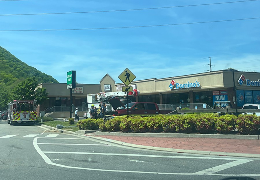Vehicle crashes into Domino’s pizzeria in Southeast Roanoke