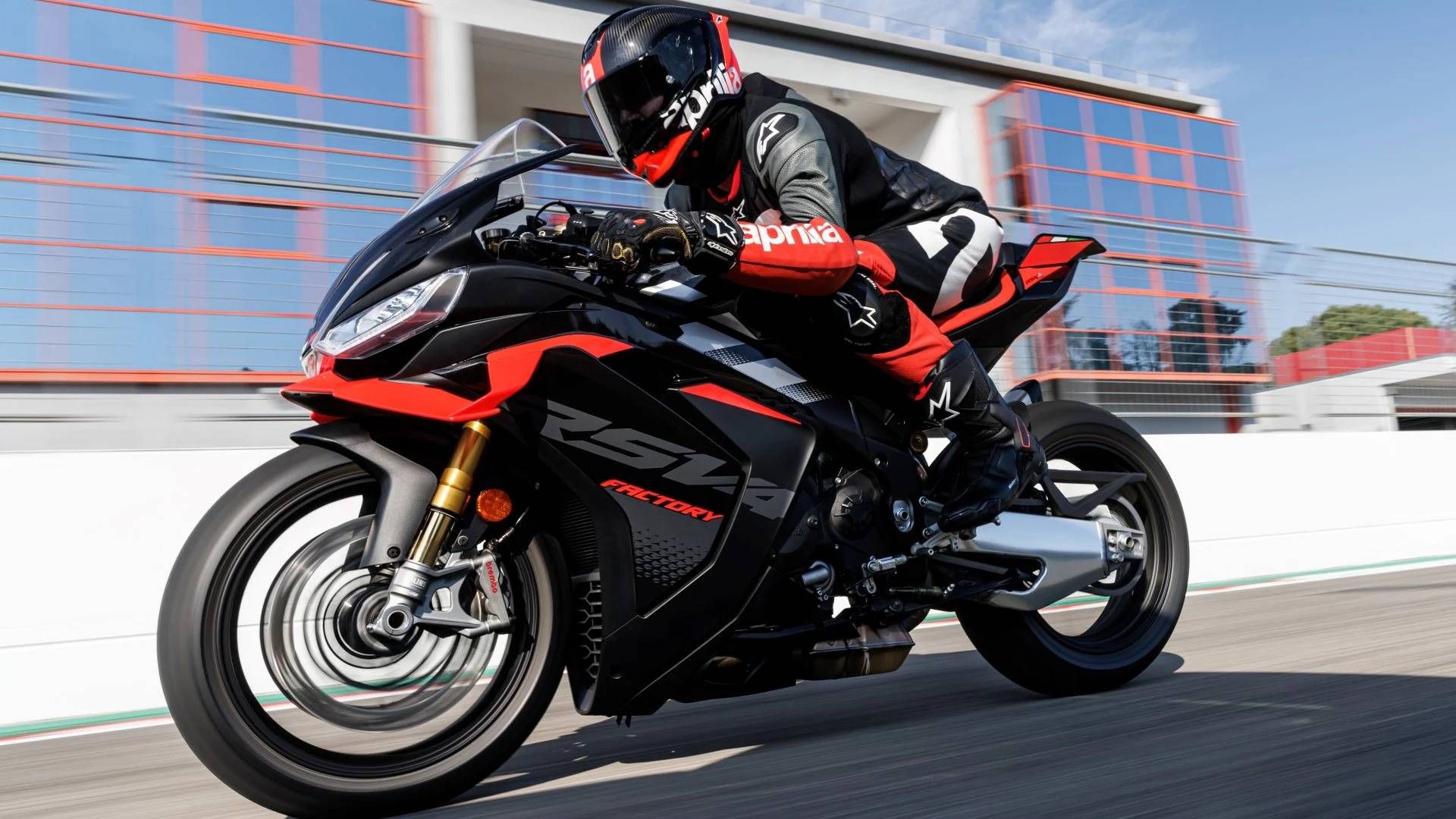 220-HP Aprilia RSV4 Launched In America To Worry The Ducati Panigale