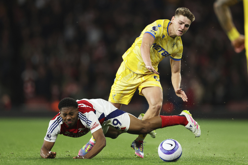 Arsenal jen remizoval s Crystal Palace, Liverpool je bod od titulu