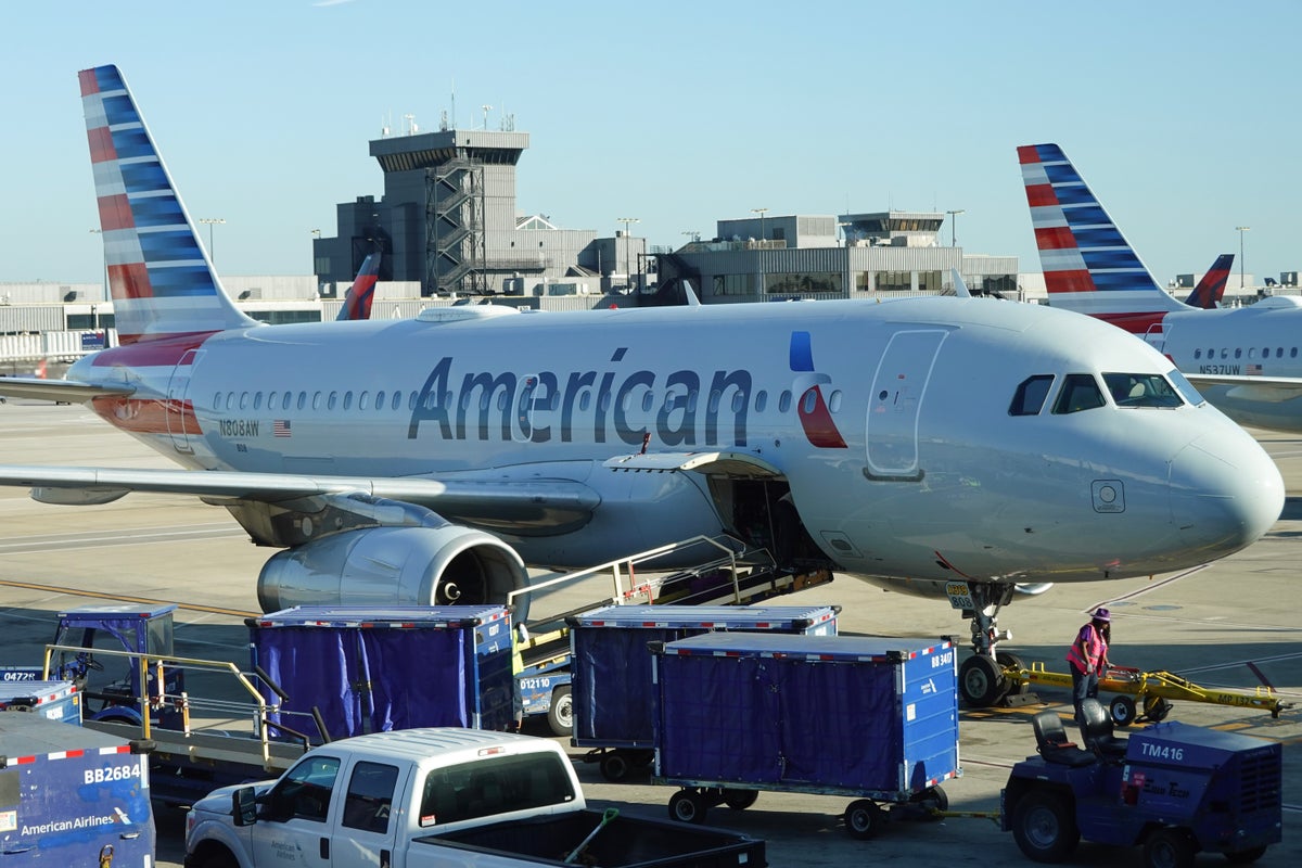 American Airlines flight crew let passenger die while others ...