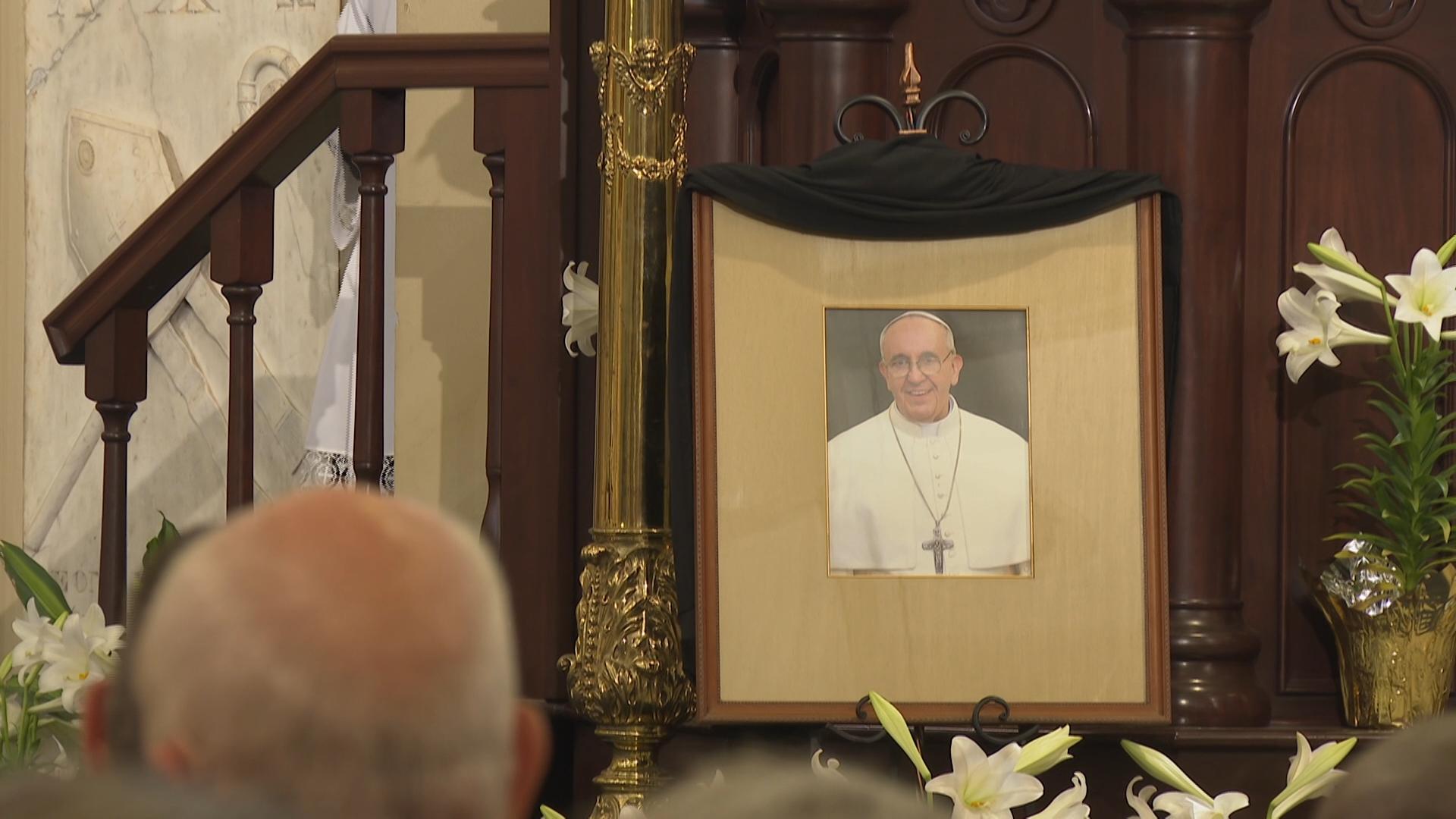 New Orleans faithful gather at St. Louis Cathedral to honor Pope Francis