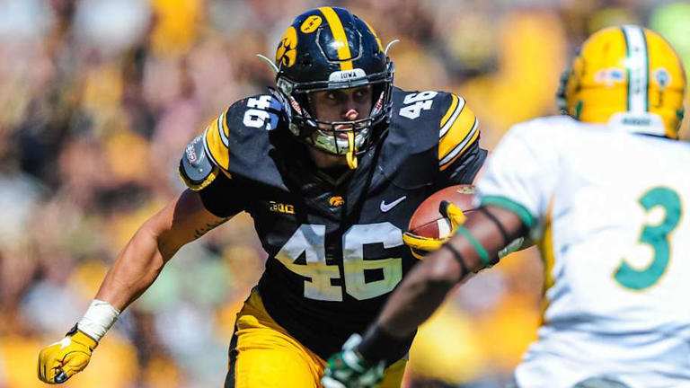 Former Iowa Star Bluntly Shuts Down NFL Reporter Over Contract Dispute