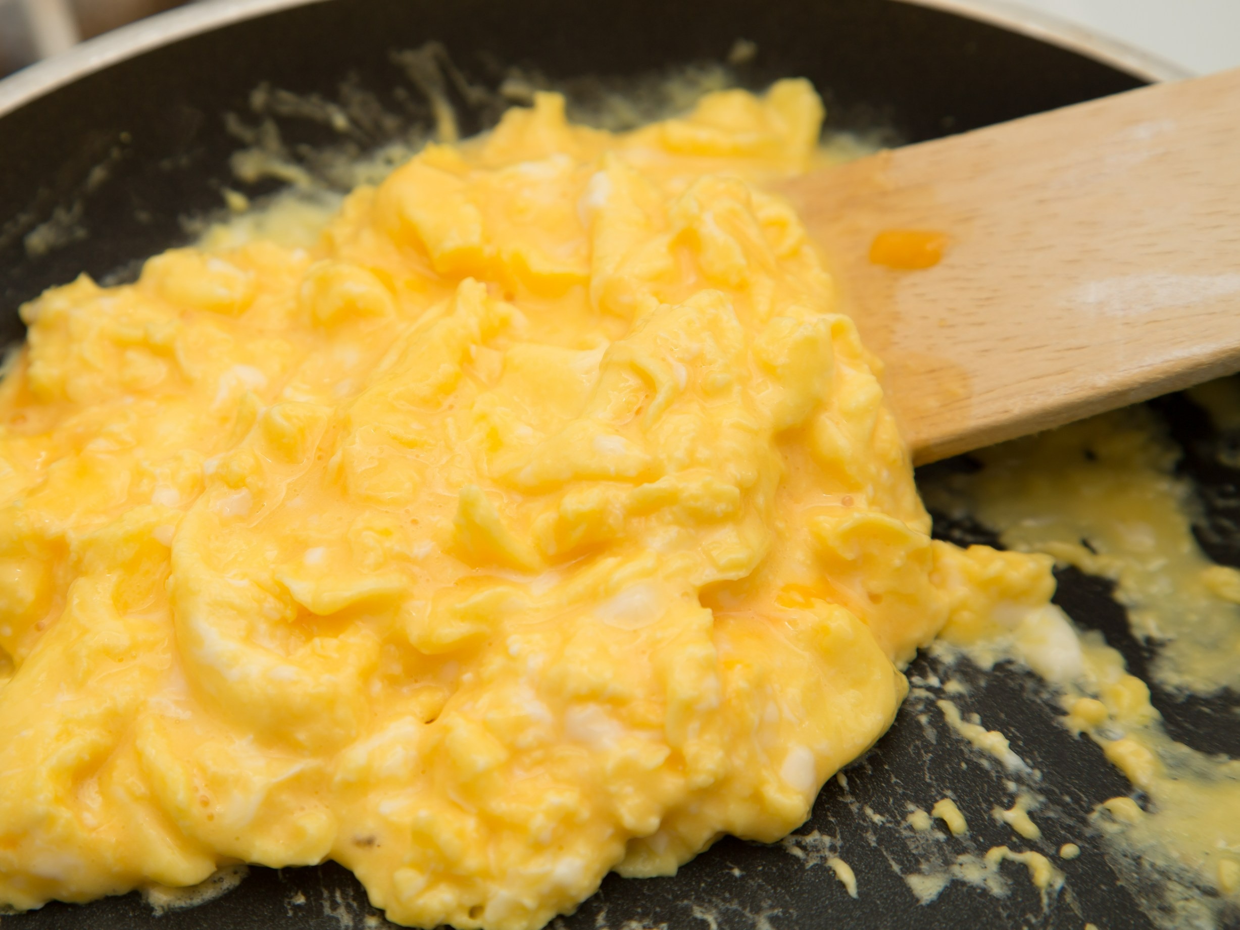 Ani masło, ani oliwa. Kremową jajecznicę smażę na żółtych plasterkach