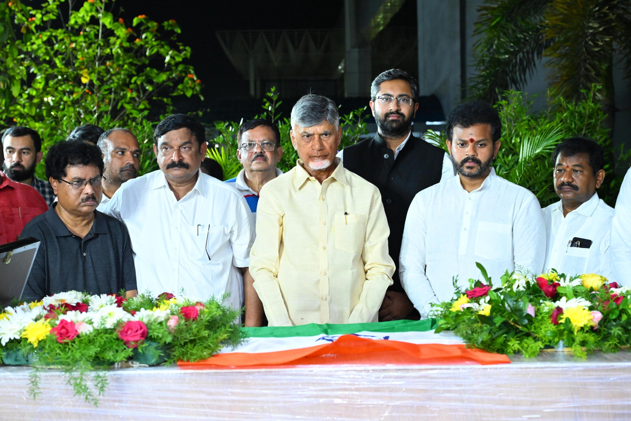 IN PICS: Andhra CM Naidu, Karnataka CM Siddaramaiah Pay Tributes To ...