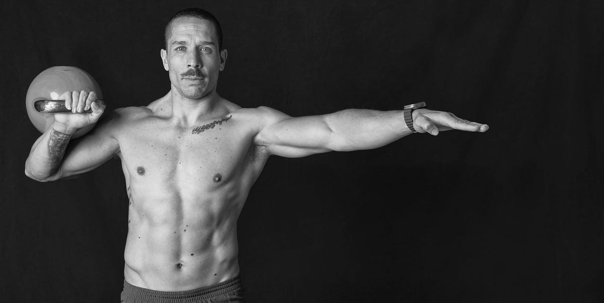 El entrenamiento con pesa rusa para perder peso y ganar músculo del entrenador personal Aarón Santos