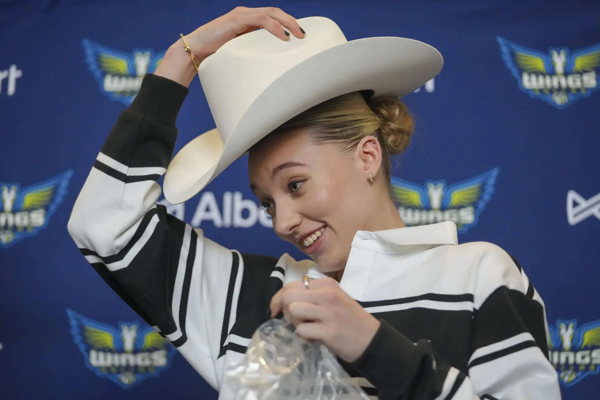 Paige Bueckers rocks cowboy hat as Dallas Wings roll out the red carpet ...
