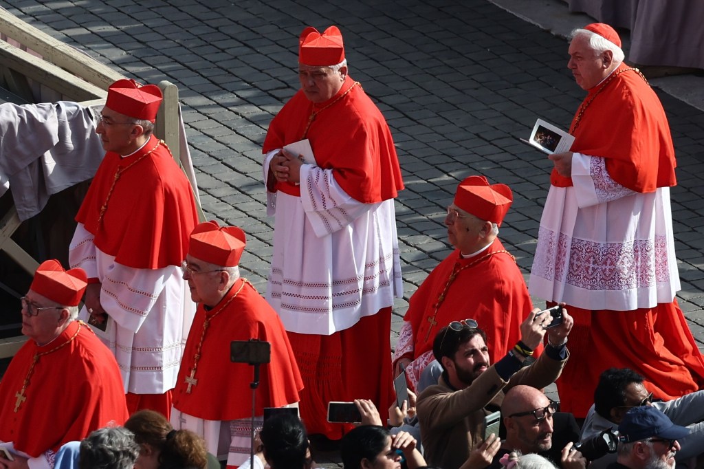 Catholic faithful pay their final respects to Pope Francis as public ...