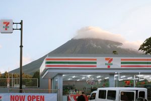 ‘Pinoy version of Mt. Fuji and Lawson’: 7-Eleven photo spot in Albay ...