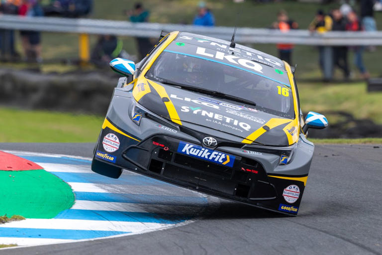 Get ready for high-speed action at BTCC Knockhill – win tickets!