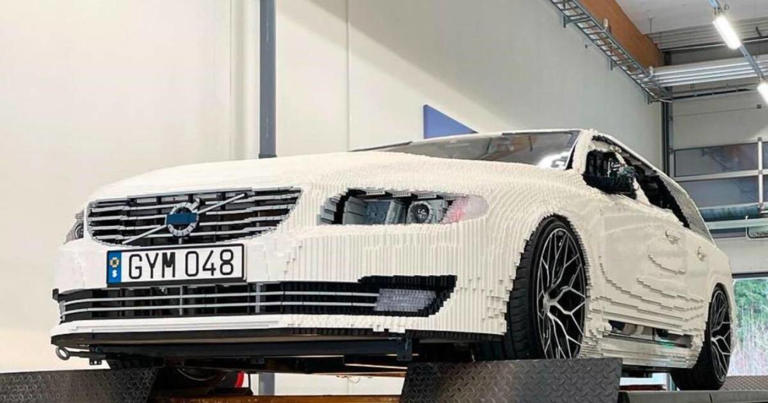 Il a travaillé pendant 4 ans pour créer une Volvo V70 en LEGO