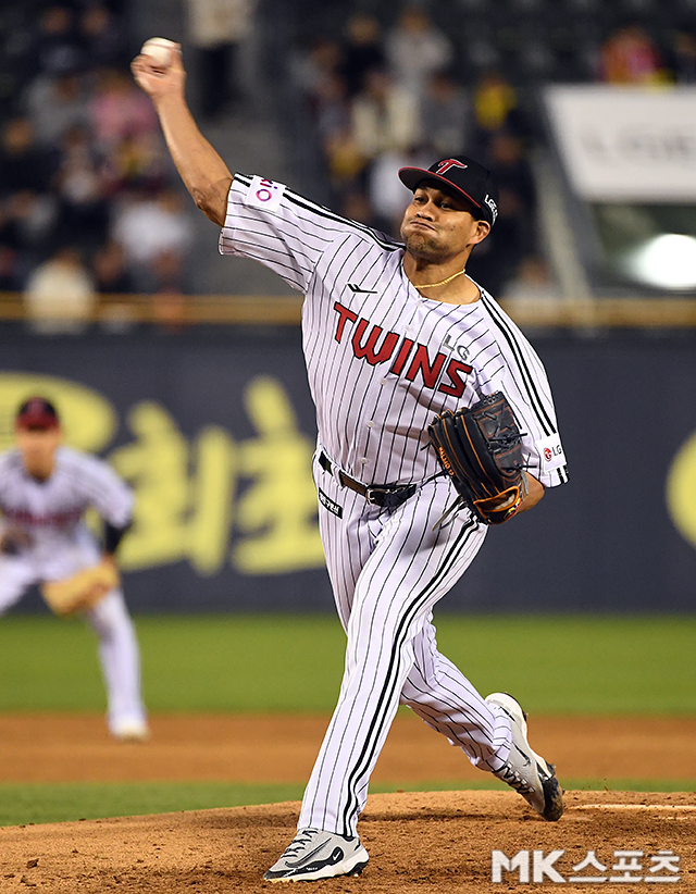 NC 상대로 역투하는 LG 치리노스 [MK포토]