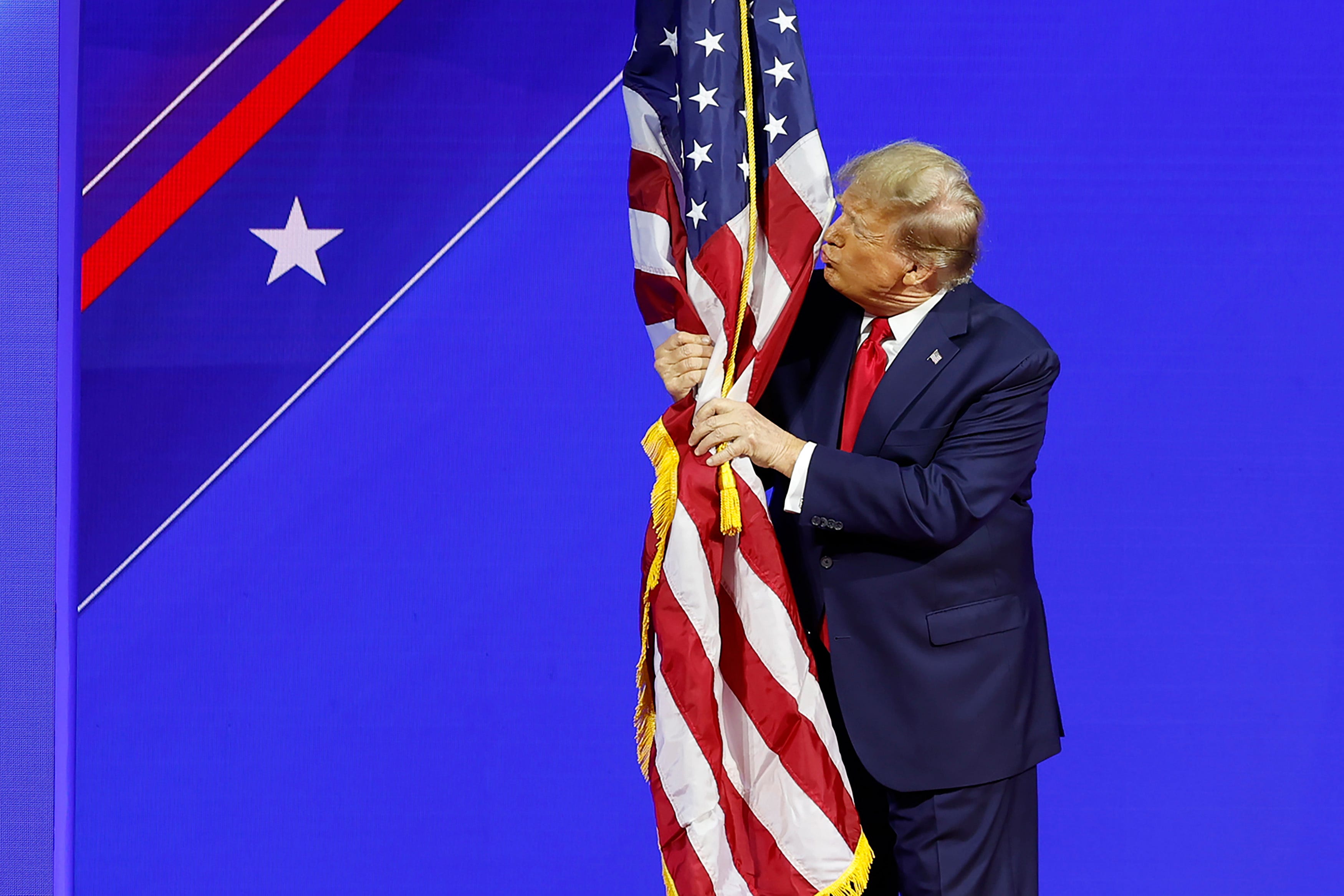 President Trump personally funds installation of two flagpoles on White ...