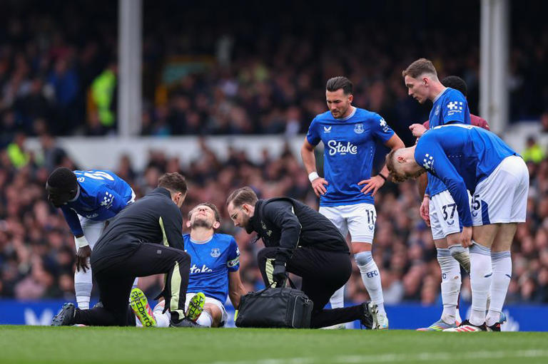 Everton injury fears build as key man absent from training before Chelsea