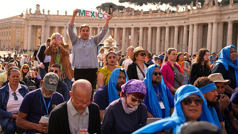 'It's so beautiful here but I miss the pope': Faithful and tourists in ...