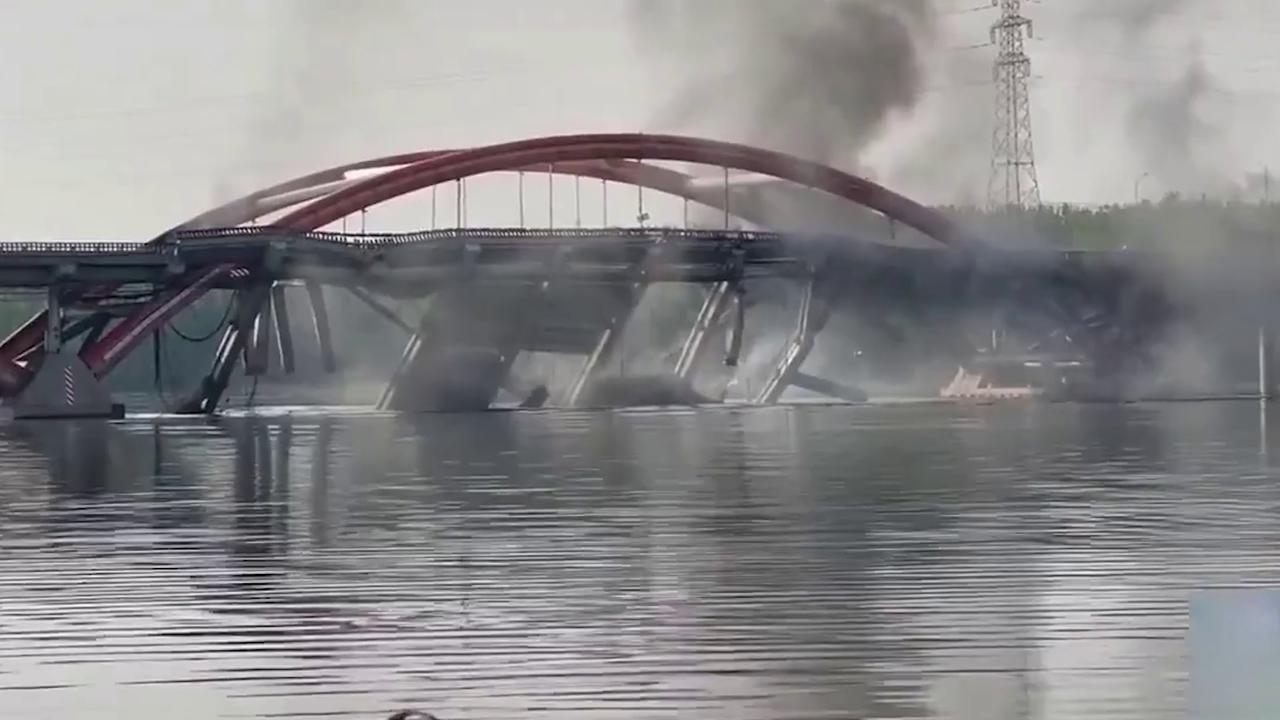 Shocking moment bridge in China collapsed after a devastating fire