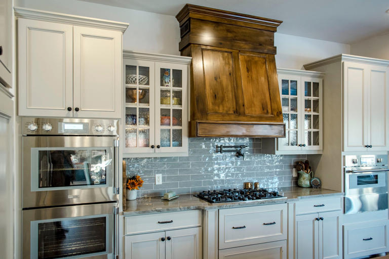 Step inside this 6-bed, rustic, yet refined log cabin in Anchorage