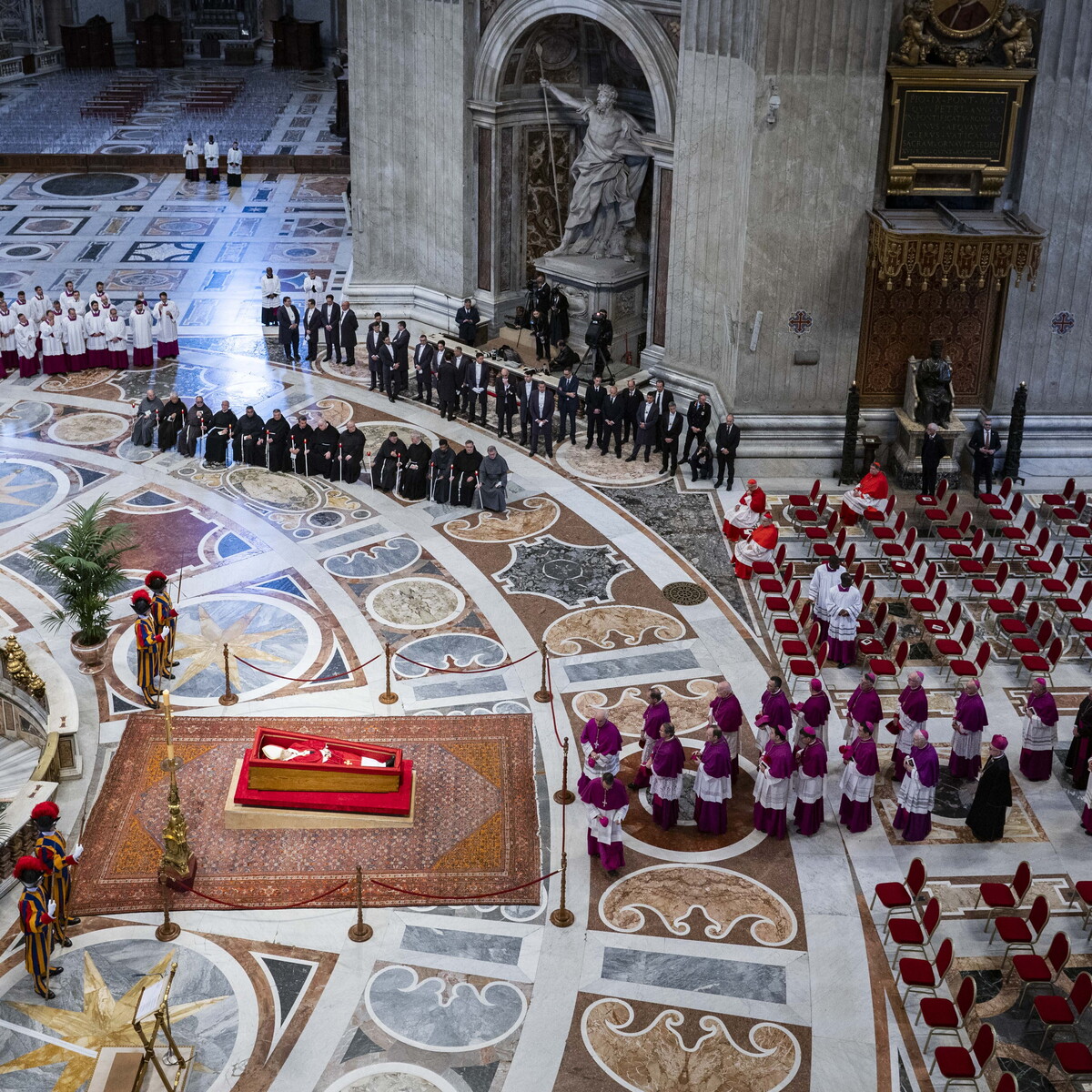 La Roma rende omaggio a Papa Francesco: Ranieri, Dybala e una ...