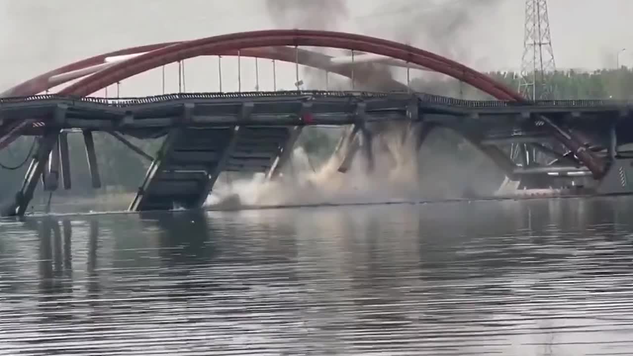 Shocking moment bridge in China collapsed after a devastating fire