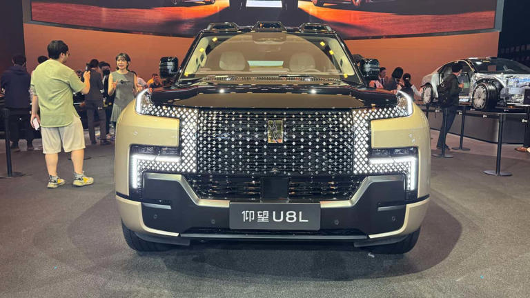 Yangwang U8L: SUV de luxo da BYD com 1.180 cv estreia no Salão de Xangai