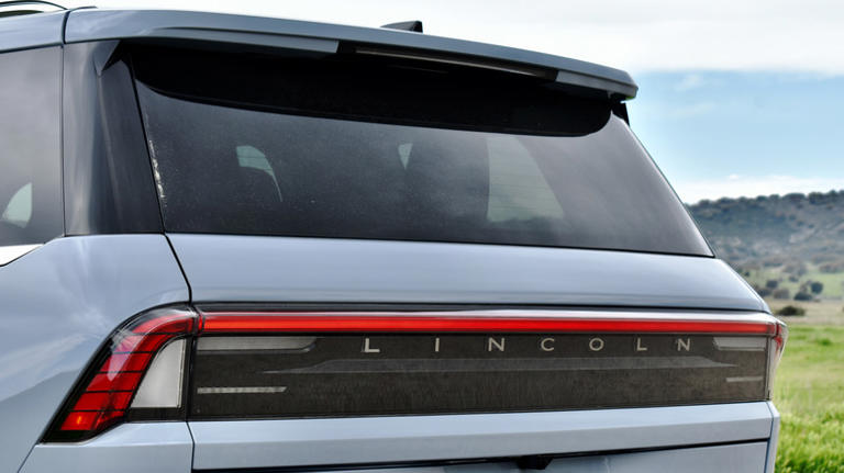 2025 Lincoln Navigator First Drive: New Gadgets Can't Hide An Old Truth