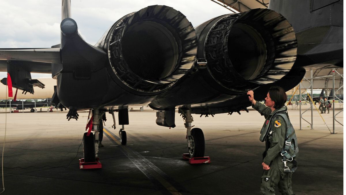 US Air Force removed, then restored, article about first female Thunderbird pilot
