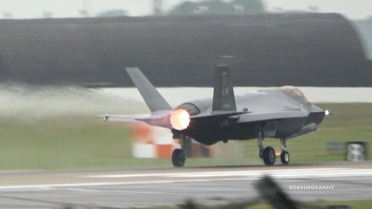 F-35 & F-15 Drying Wet Runway in Style | RAF Lakenheath, UK