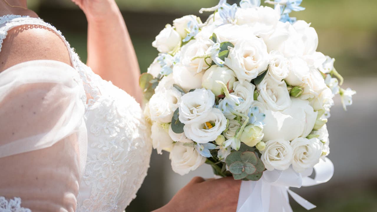 Wisconsin BBB scam alert; how to spot a wedding photographer scam