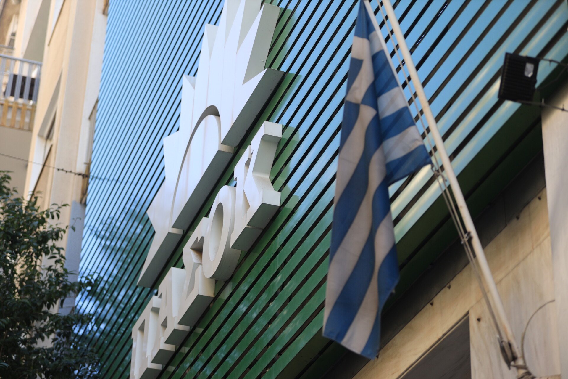 Διγλωσσία για τον 13ο και 14ο μισθό καταλογίζει το ΠΑΣΟΚ στην κυβέρνηση