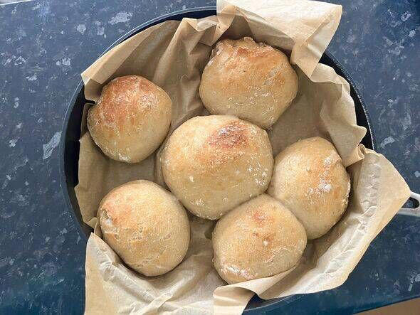 How to make bread rolls with just 4 ingredients and no kneading