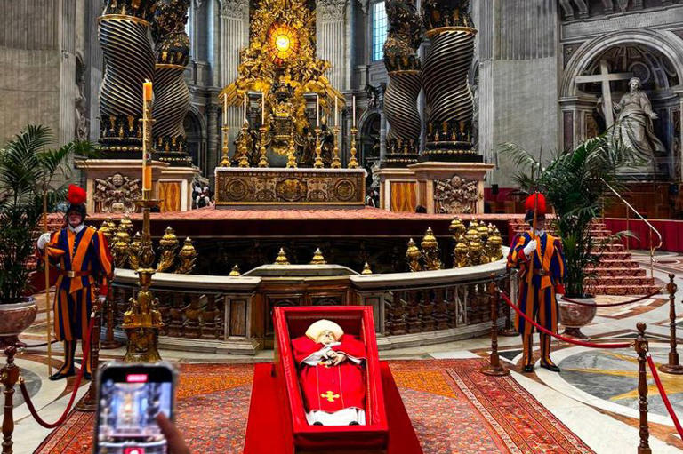 Vatican overrun as mourners snap ghoulish photos of Pope Francis lying ...