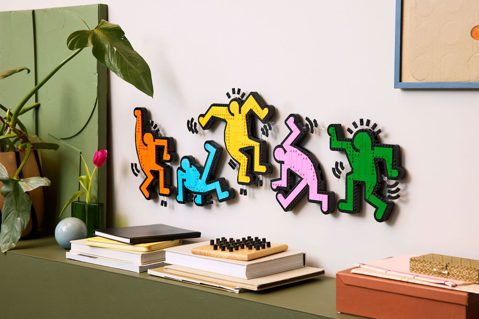 LEGO Art omaggia Keith Haring con 'Figure Danzanti'